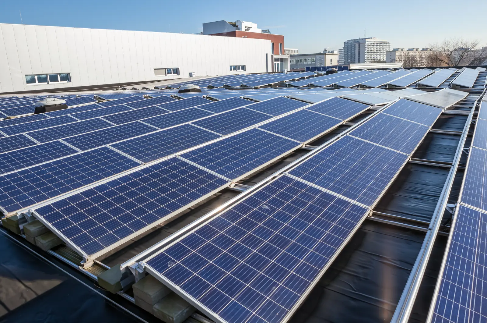 9 Smart Tips for Integrating Solar Panels in Commercial Roofs ...